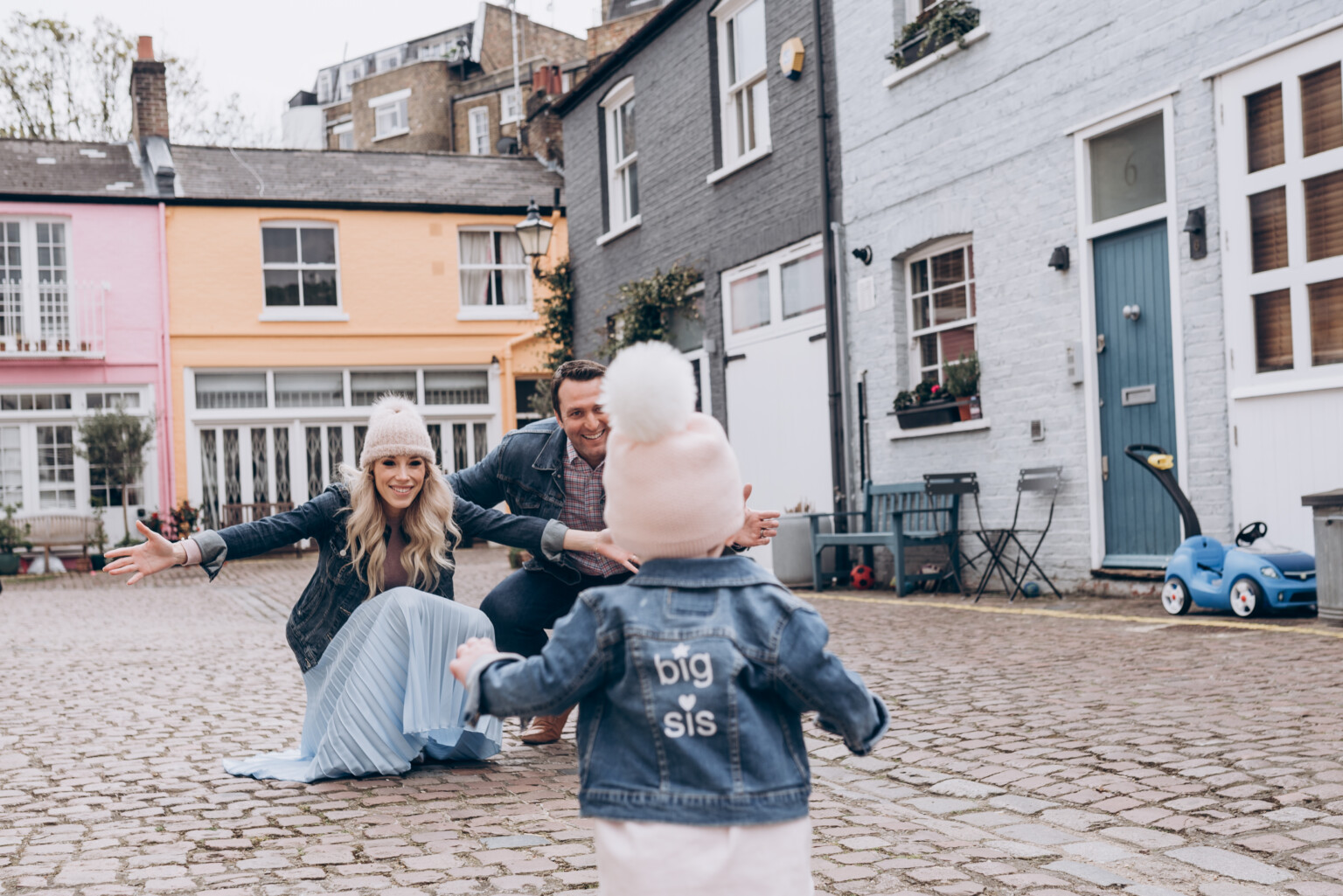 These are 10 Must-Try Sister Photoshoot Ideas | Localgrapher Blog