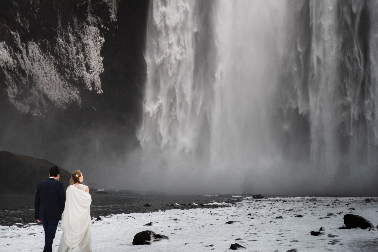 25+ Poses Your Personal Photographer Can Capture in Winter Only ...