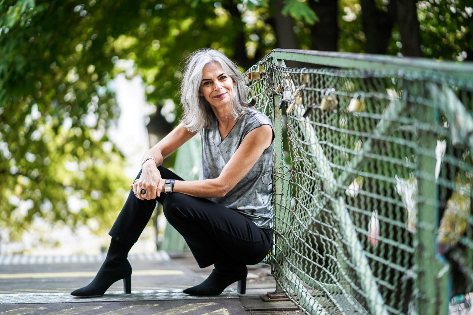 20 Photoshoot Poses for Women that are Stealing the Show - Localgrapher