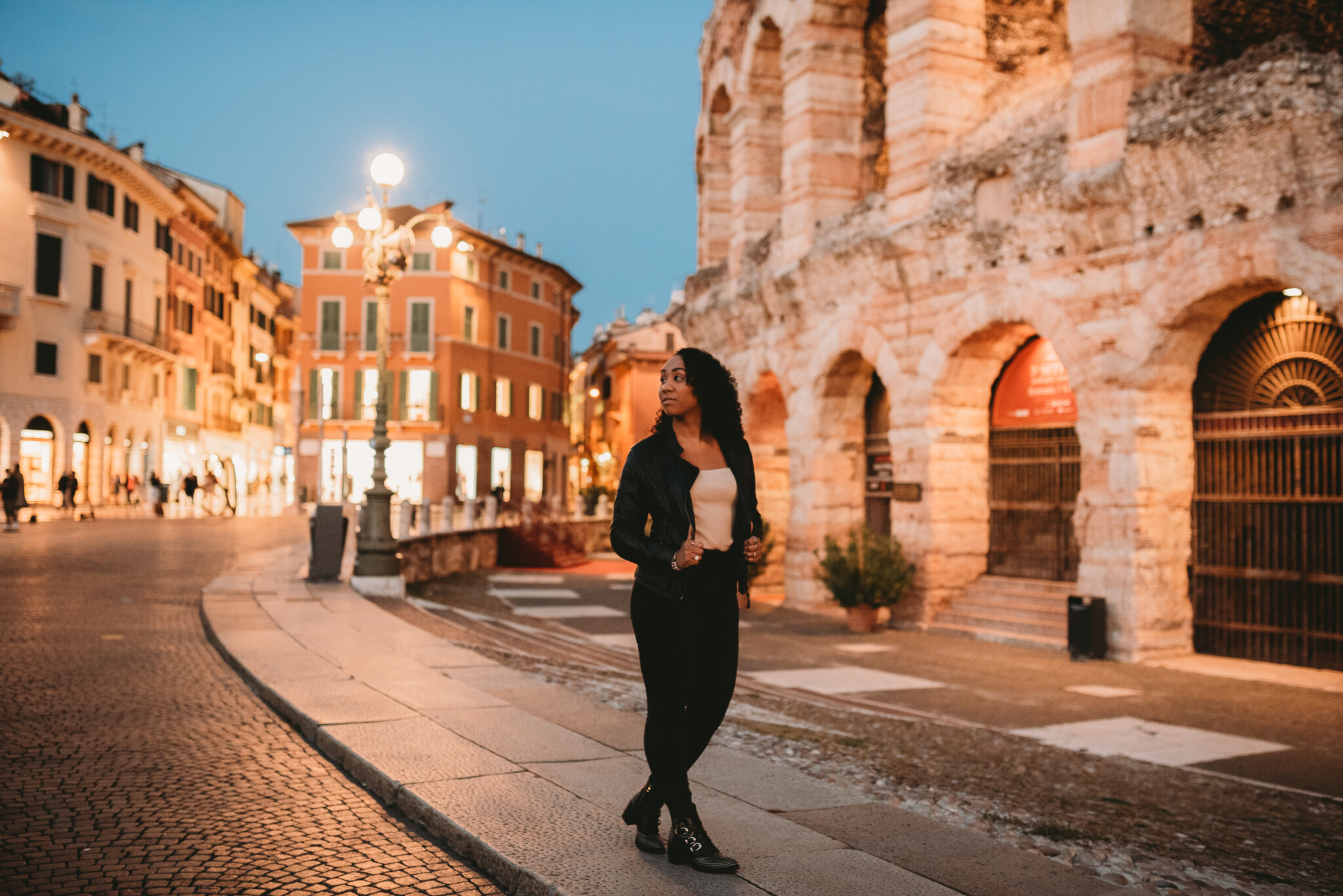 20 Photoshoot Poses for Women that are Stealing the Show - Localgrapher