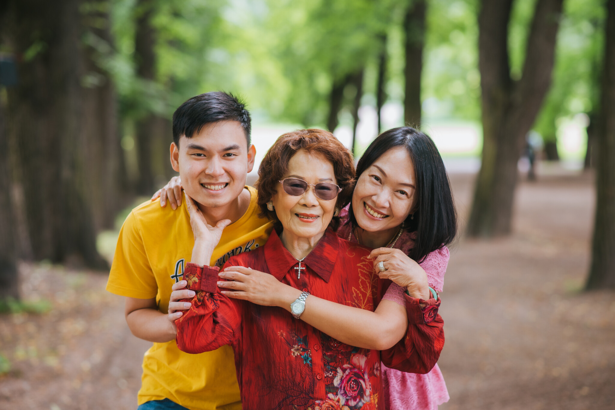 Family of 3 Photo Ideas: Poses, Matching Outfits & More - Localgrapher