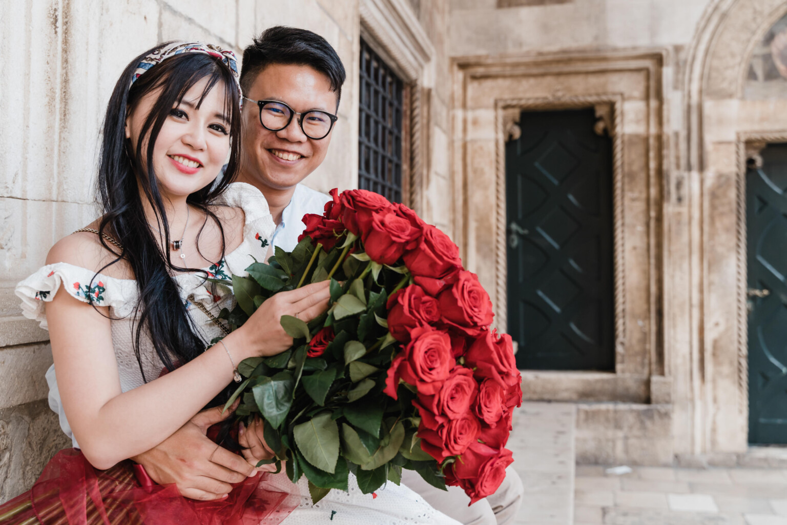 Photoshoot with Roses: Color Coordination, Poses & Tips from PRO ...
