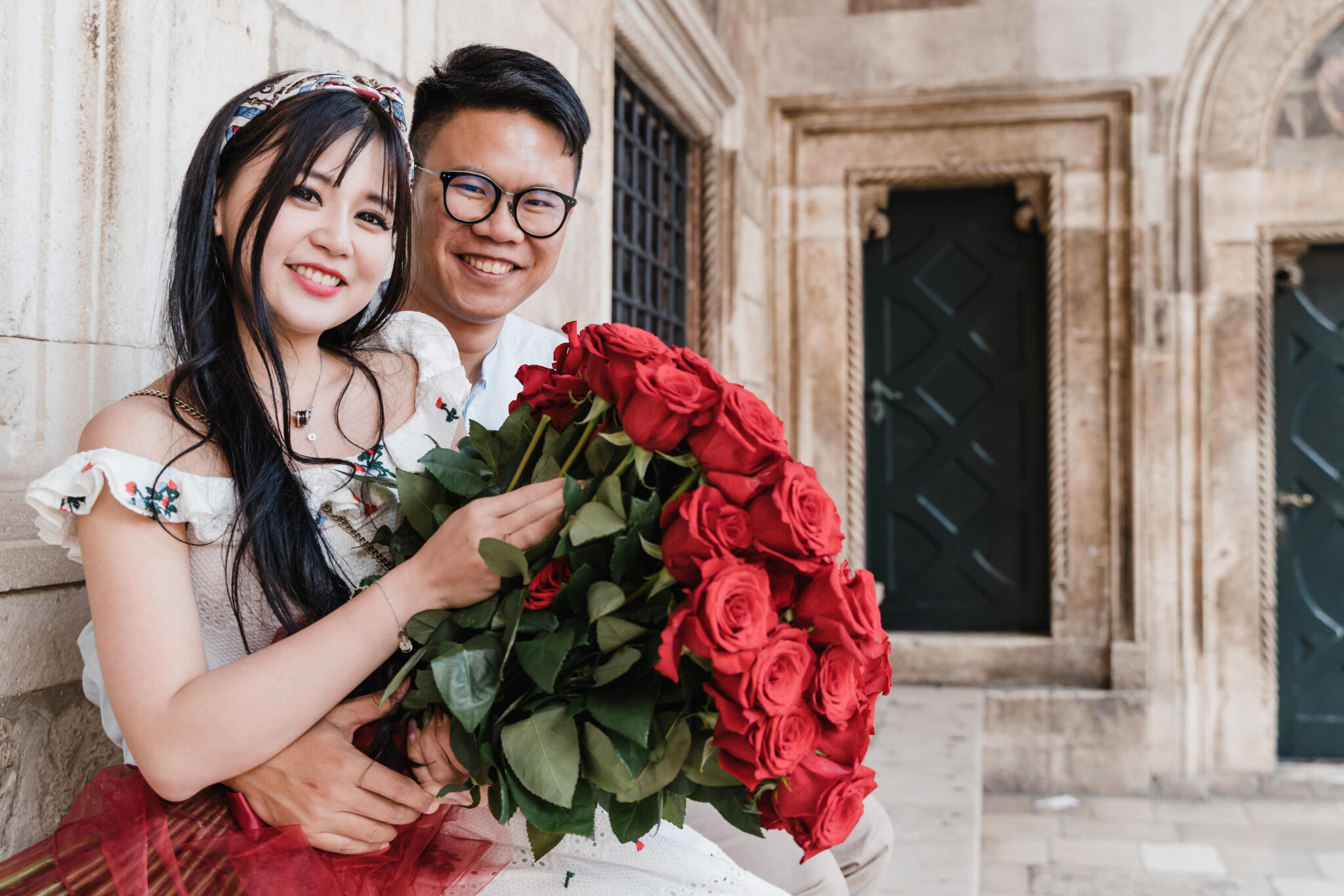 Photoshoot with Roses: Color Coordination, Poses & Tips from PRO ...