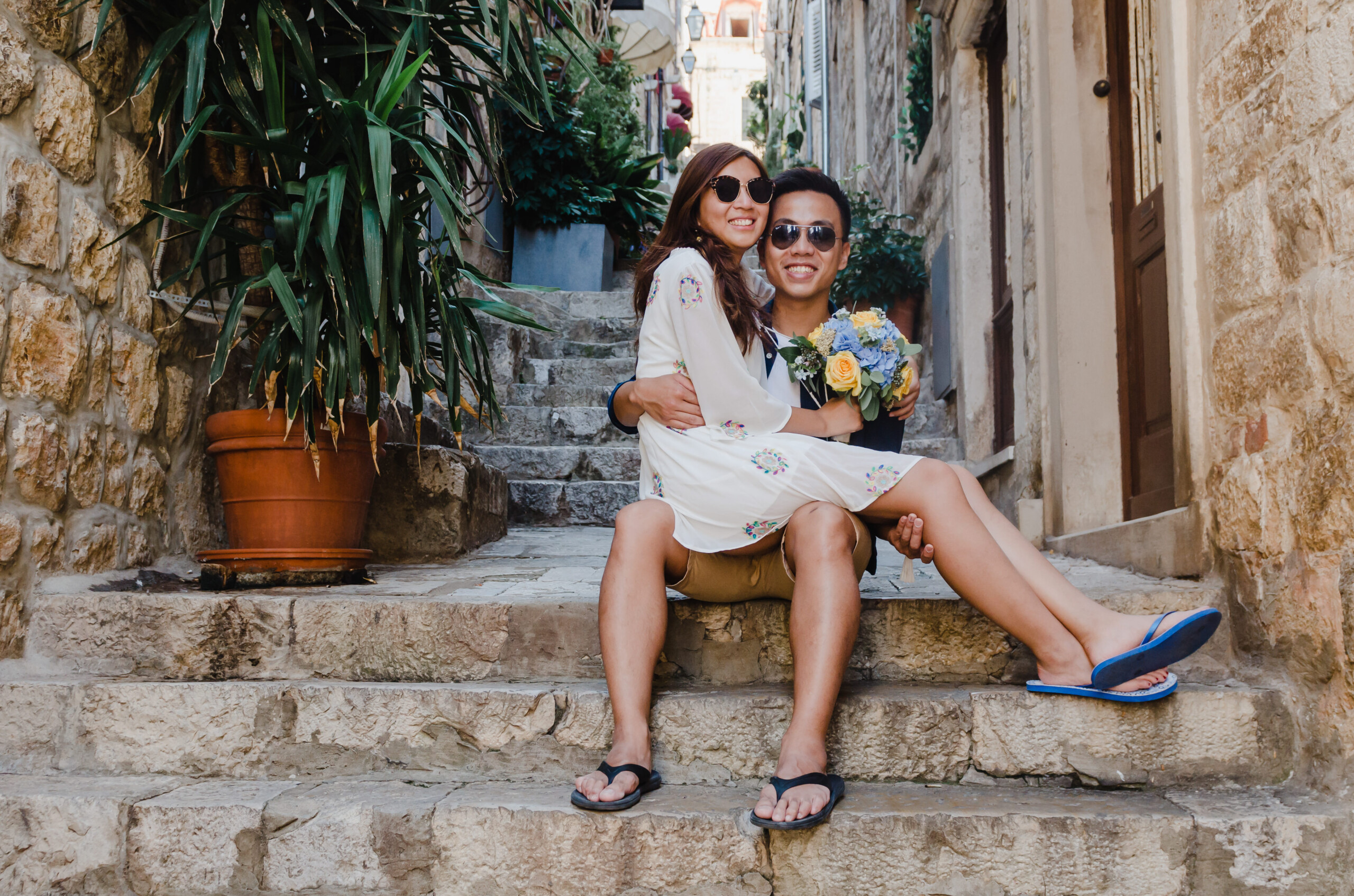 Photoshoot with Roses: Color Coordination, Poses & Tips from PRO ...
