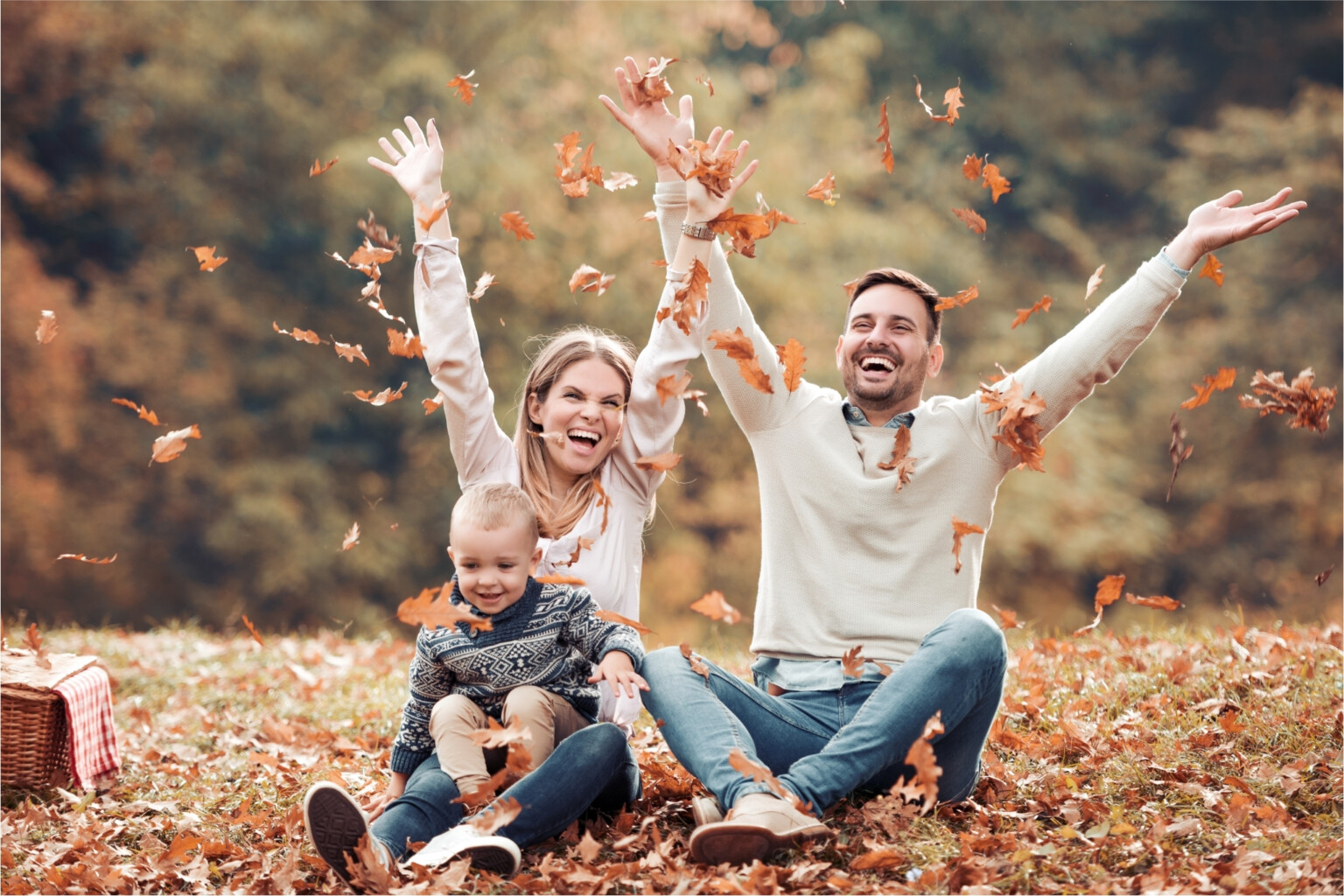 25 Family Picnic Photoshoot Ideas for Summer & Fall - Localgrapher
